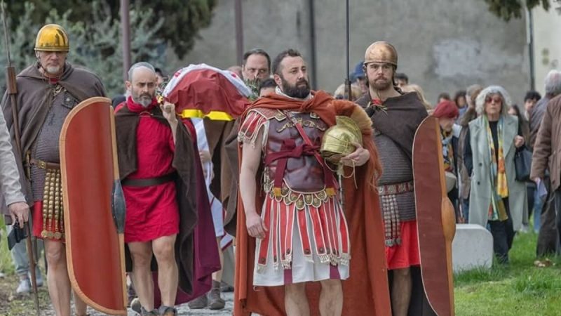 Il funerale di Giulio Cesare rivive a San Vito di Rimini.